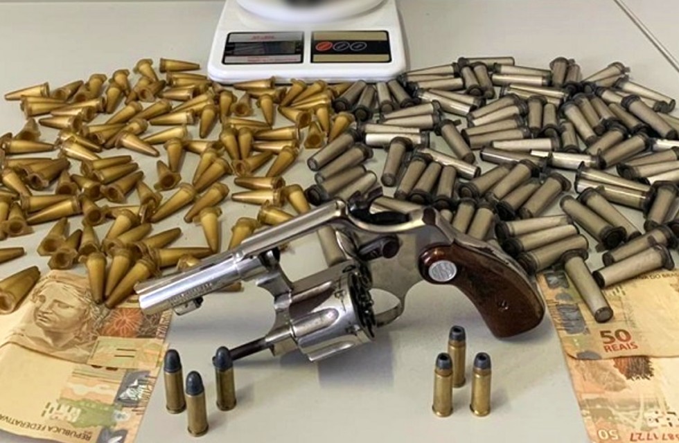 Irmãos São Presos Com Arma E Mais De 180 Porções De Drogas Em Itu